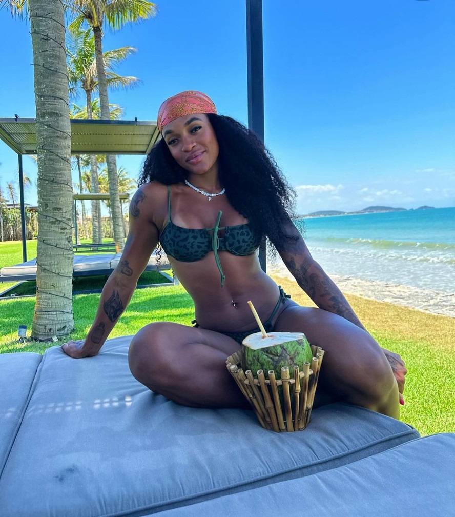 Patrícia Ramos para a web com cliques em praia