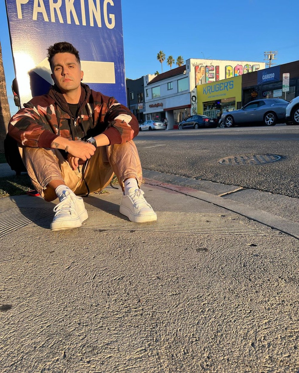 Luan Santana exibe registros de viagem por Los Angeles