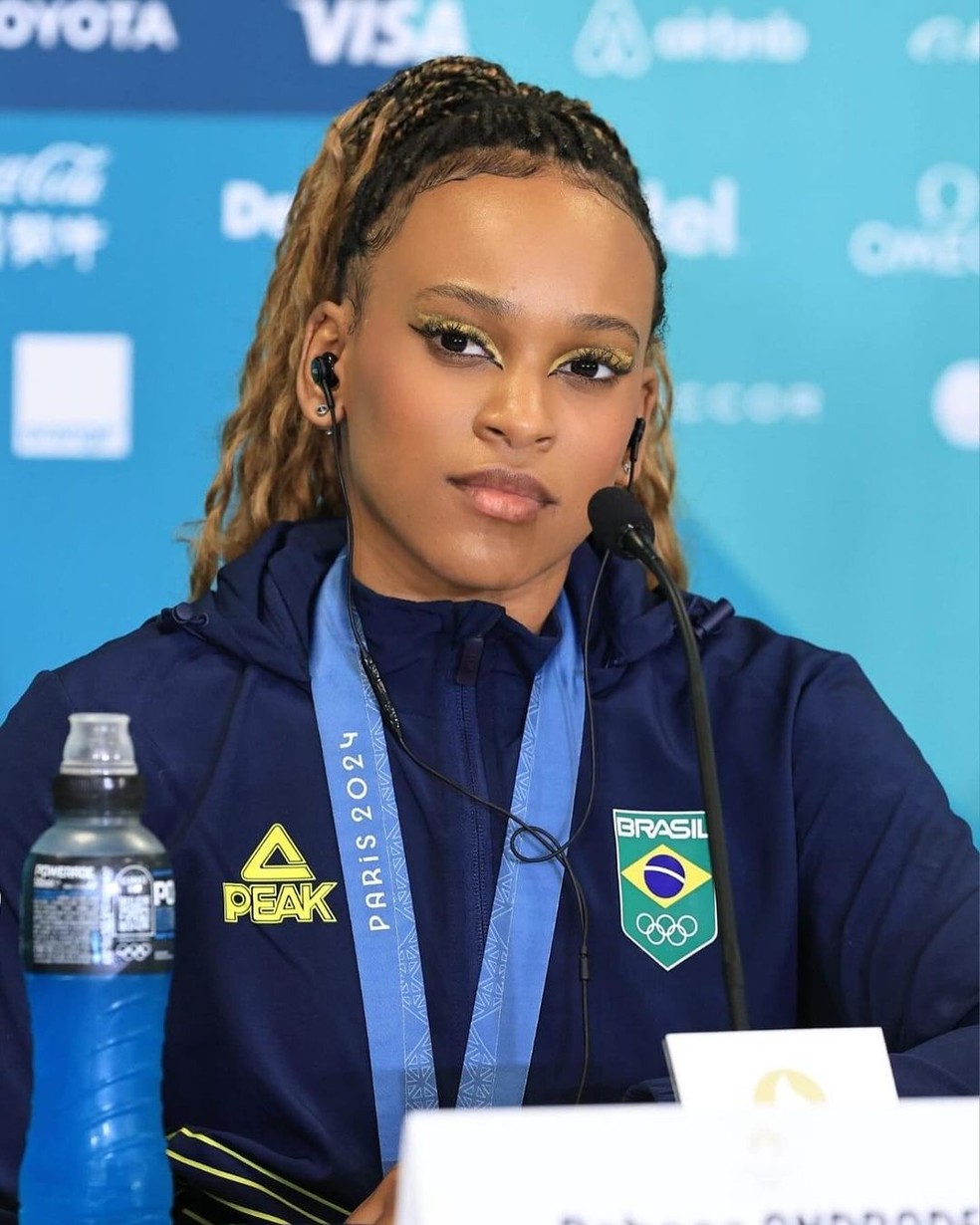 Rebeca Andrade abre novo álbum das Olimpíadas de Paris