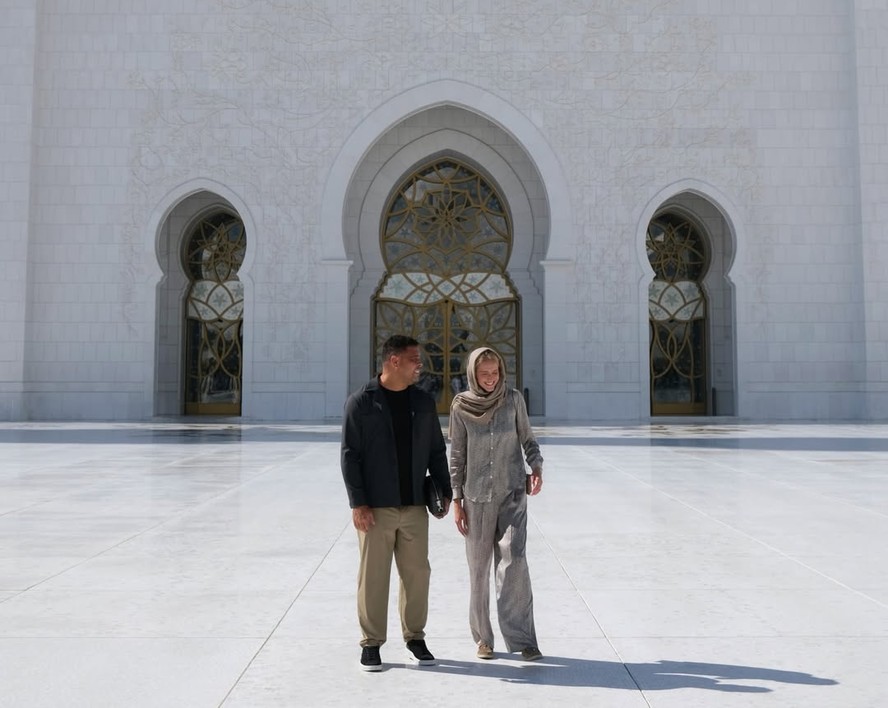 Celina Locks visita a Grande Mesquita Sheikh Zayed durante férias em ...