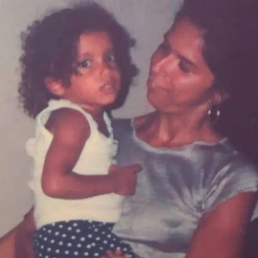 Anitta aquece o coração dos fãs com fotos da infância