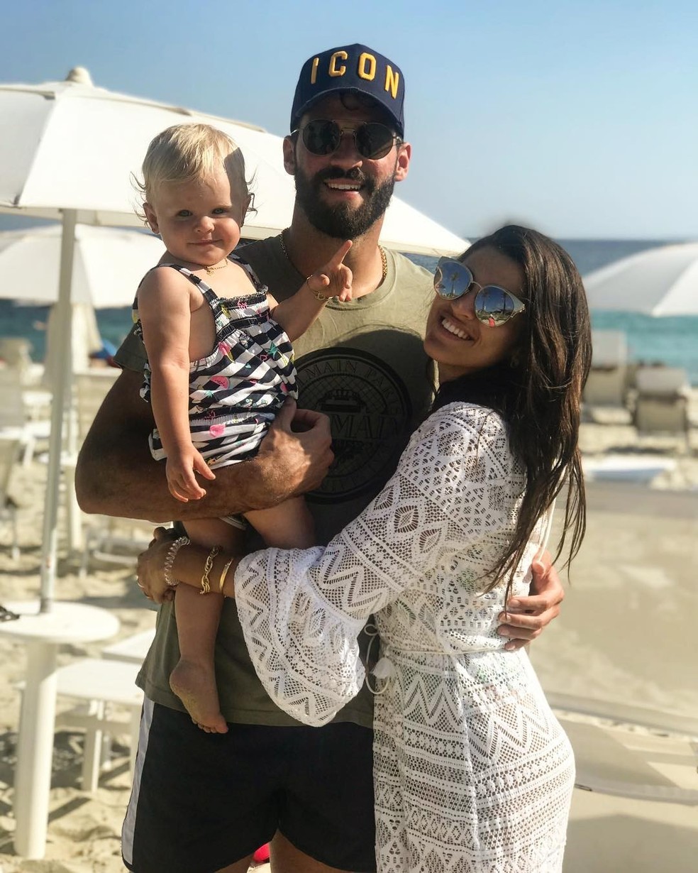 Após eliminação na Copa, Alisson Becker curte férias em família na Itália