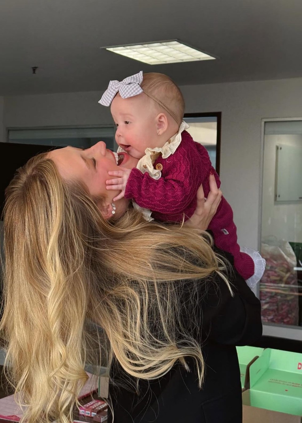 Duda Reis posa com a filha, Aurora