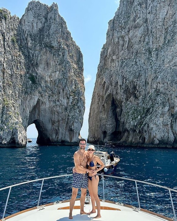 Caroline Celico abre álbum de viagem para a Itália com o marido