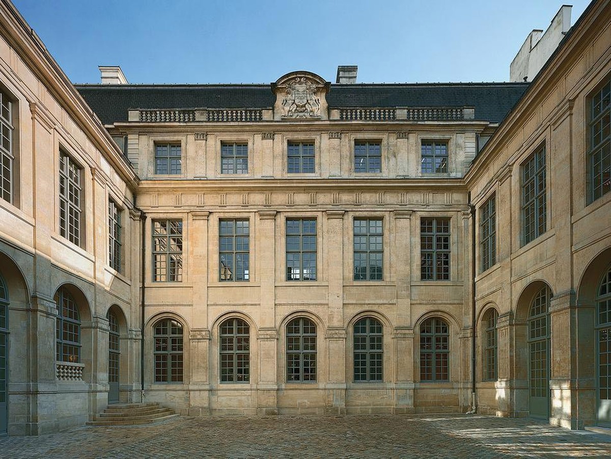 Um giro pela sede da Céline em Paris