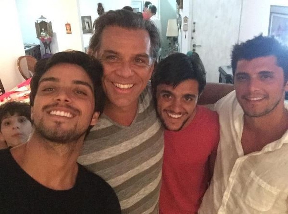 Irmãos Simas repetem foto de infância neste domingo de Natal