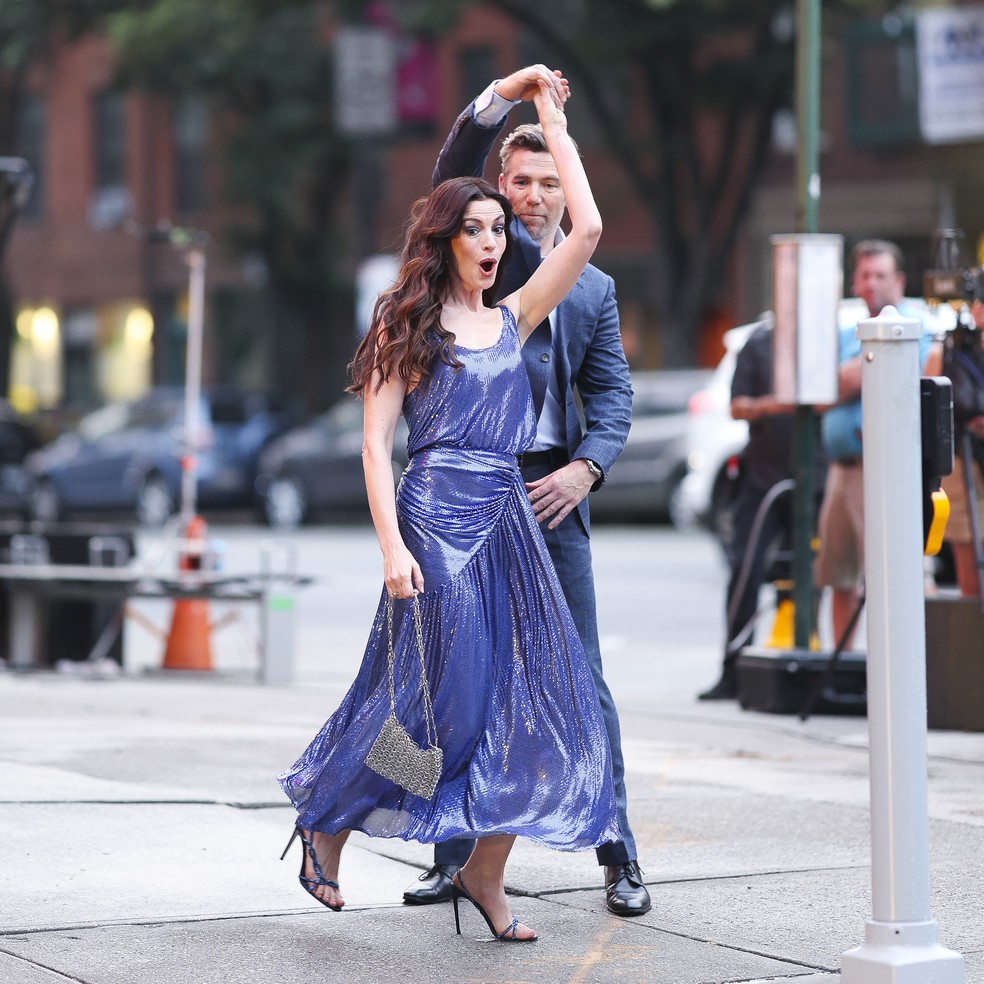 Anne Hathaway é flagrada gravando cena romântica em 'O Diabo Veste ...