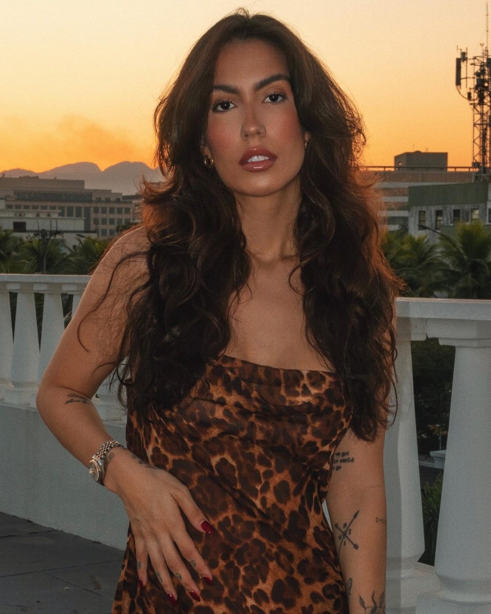 Gabi Brandt exibe looks fashionistas em cenário encantador