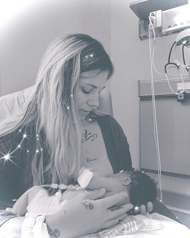 Christina Perri dá à luz bebê arco-íris depois de sofrer duas perdas