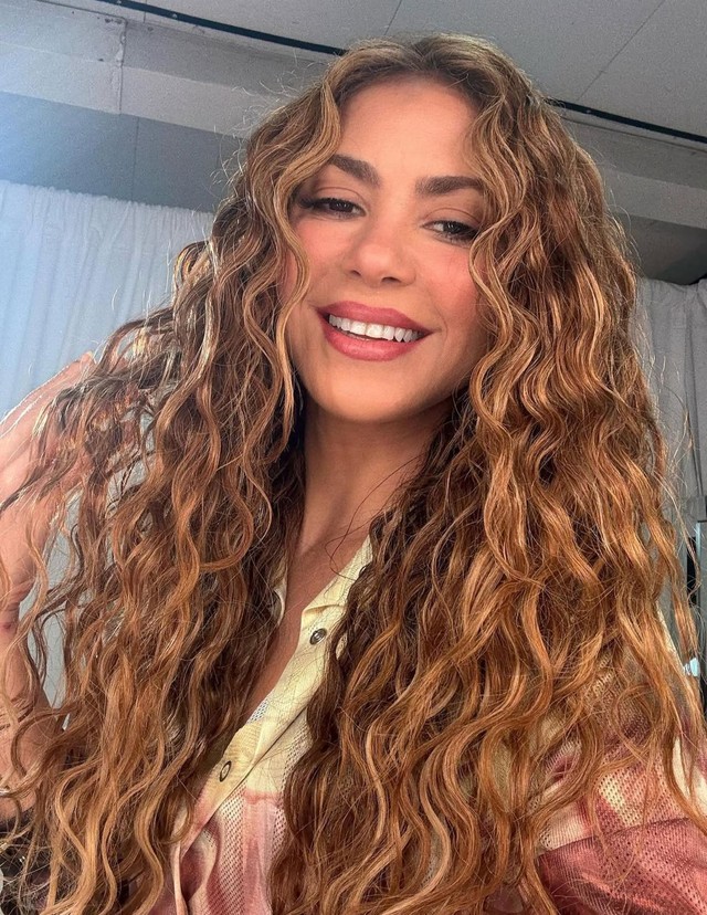 Shakira posa sem maquiagem e esbanja beleza natural