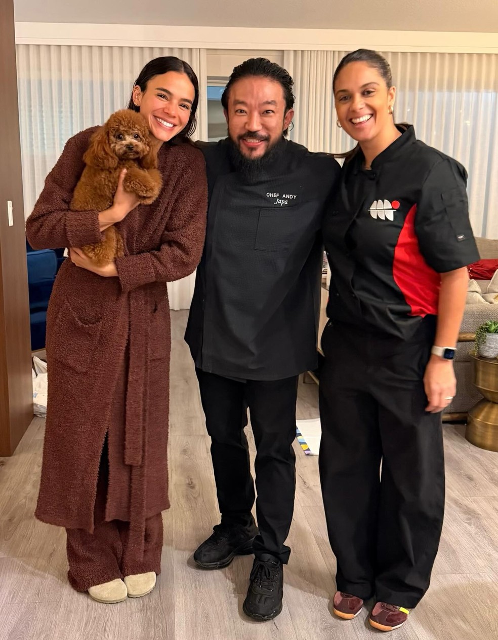 Bruna Marquezine posa em jantar com a família em sua casa em Orlando