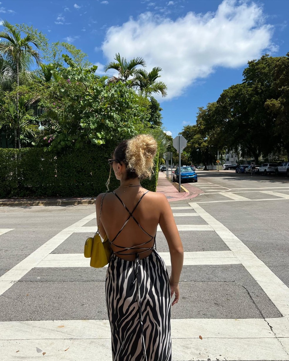 Julia Rodrigues exibe look eleito para passear por Miami