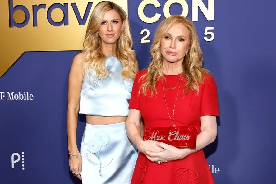 Nicky Hilton brilha em evento com coleção de joias inspirada nas frases ...