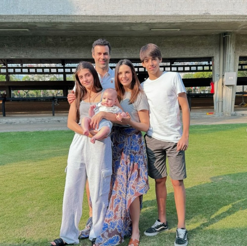 Carol Celico posta foto com os filhos e celebra momento: 'Grudada nos ...