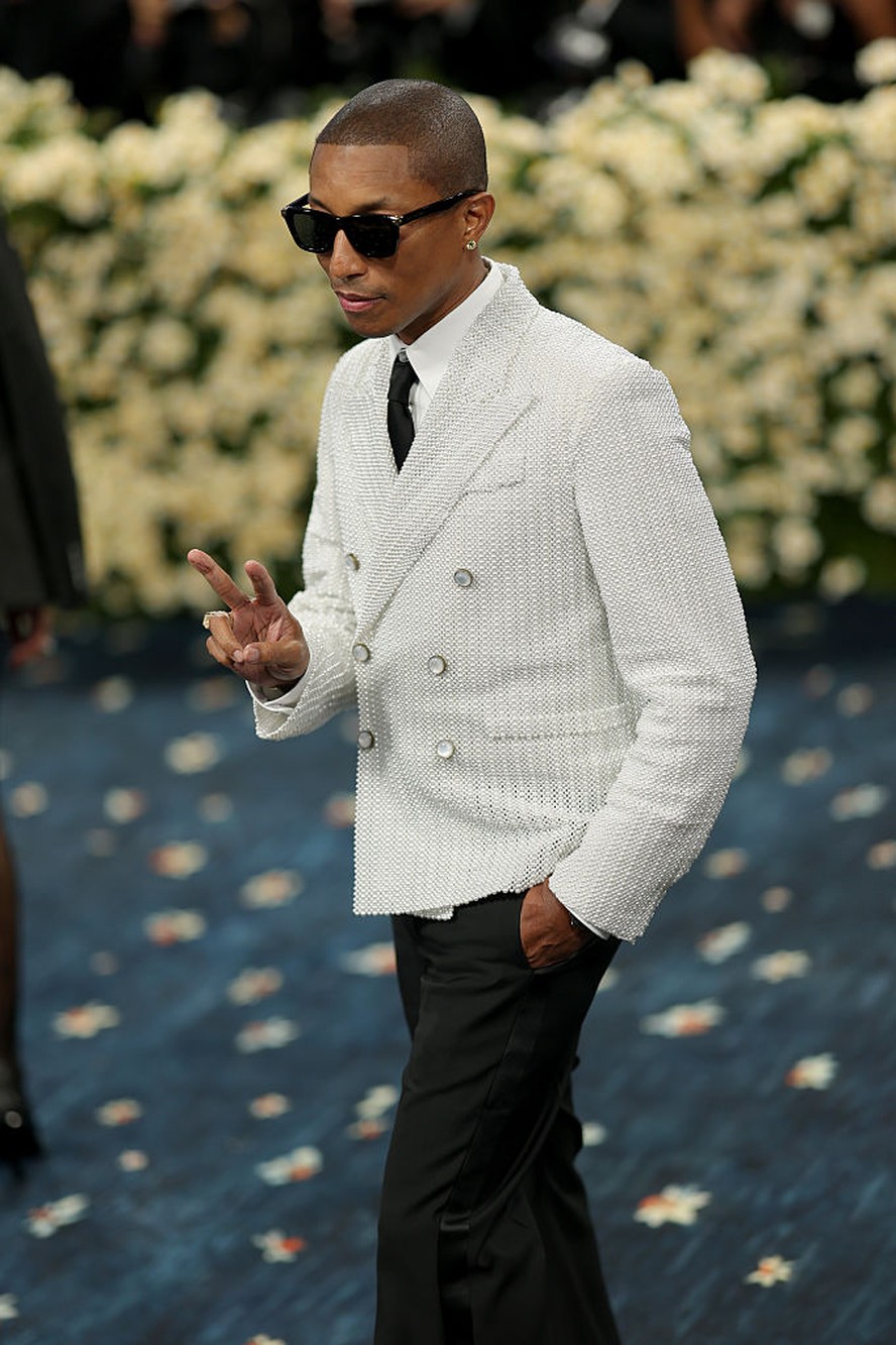 Pharrell Williams surge com joia personalizada de 20 quilates no Met ...