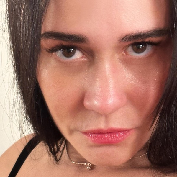 Alessandra Negrini rouba a cena com olhar fatal