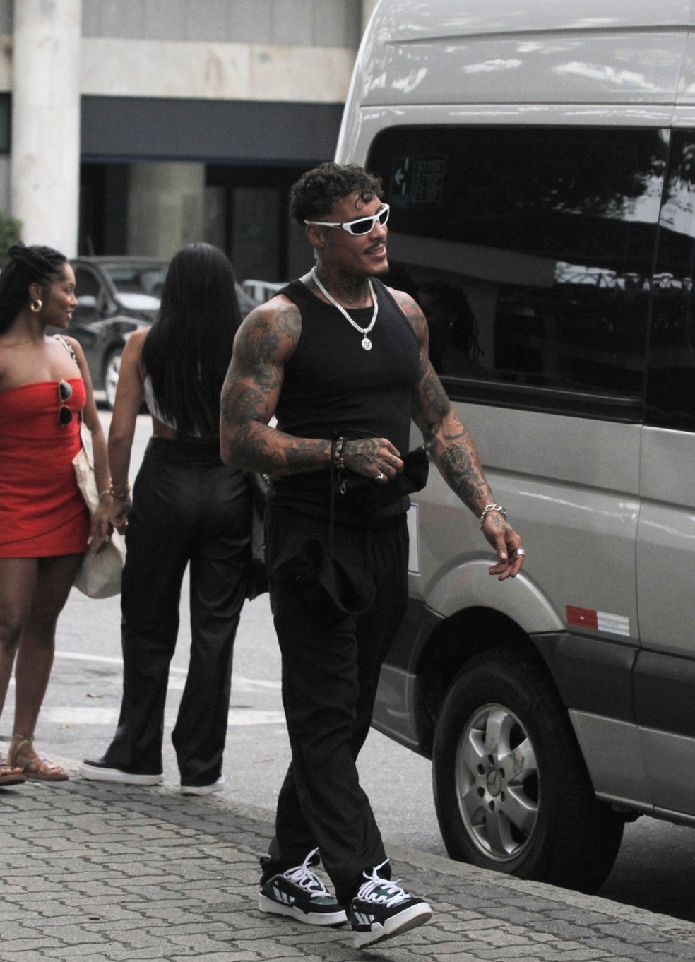 Murilo Dias esbanja simpatia em aeroporto no Rio de Janeiro