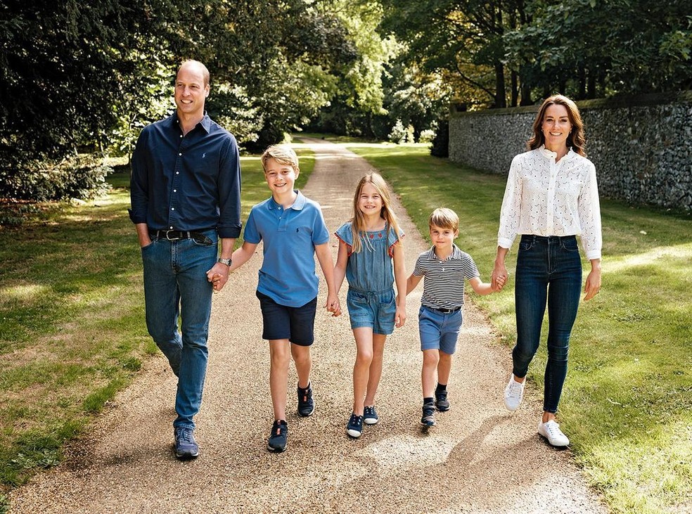 Príncipe William e Kate Middleton posam com os filhos em cartão de Natal