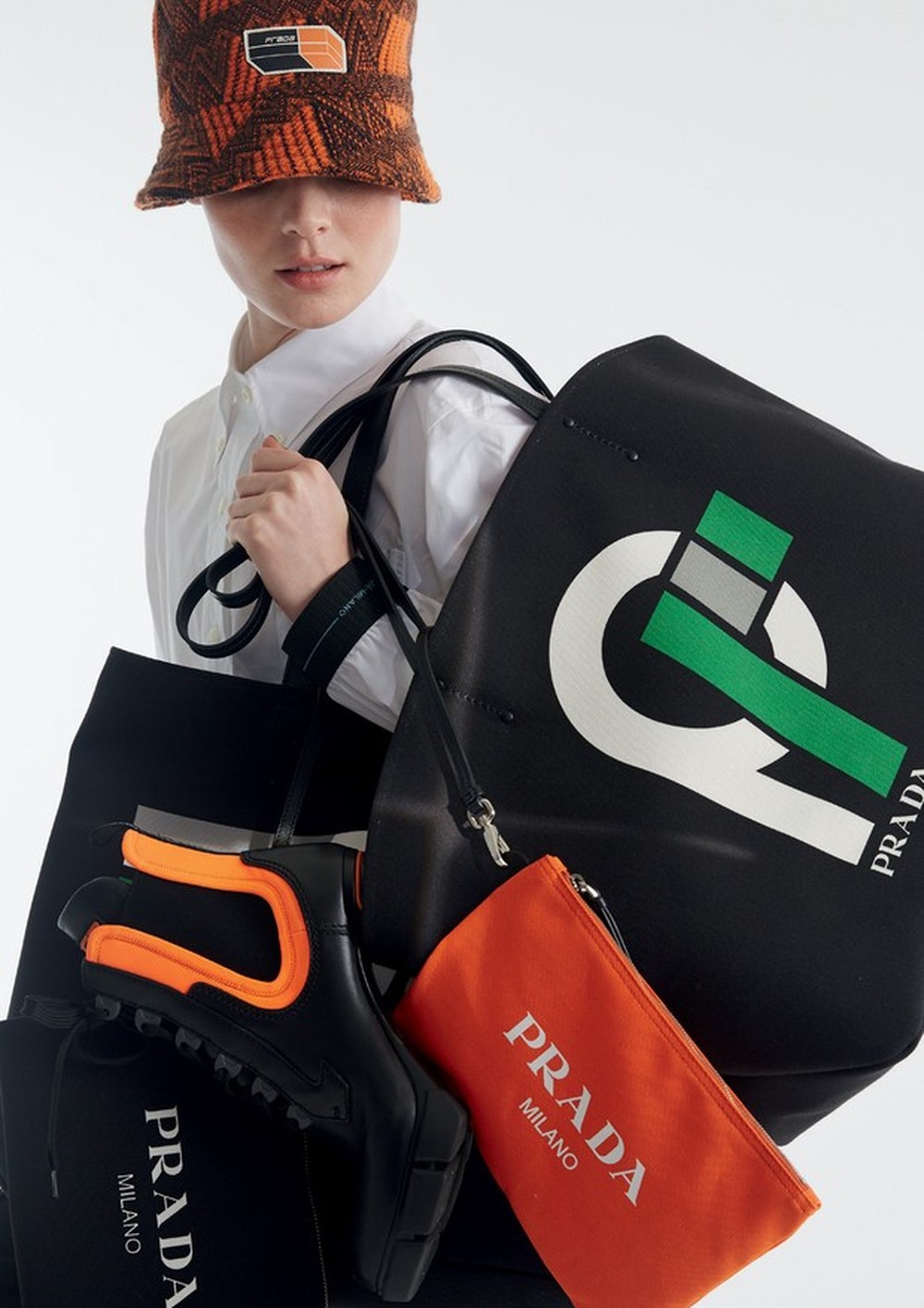 Logomania: como apostar no jogo grifado no look deste verão