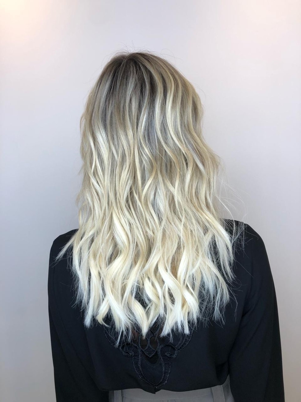 Carol Dias renova o visual antes de subir ao altar