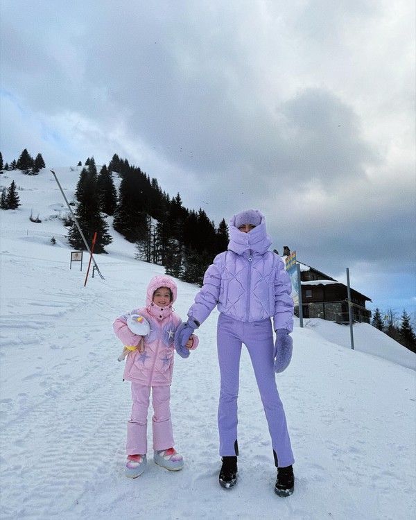 Kelly Piequet abre álbum de viagem com Max Verstappen na neve