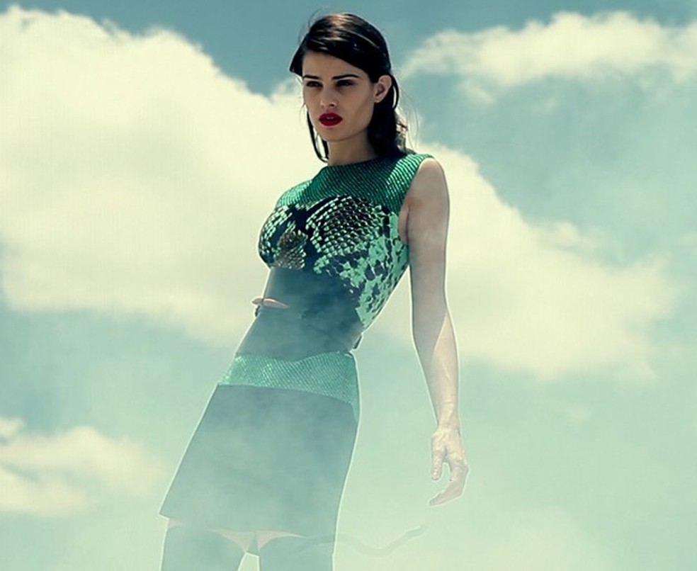 Top model em ação: Isabelli Fontana posa em pedreira no interior de São ...