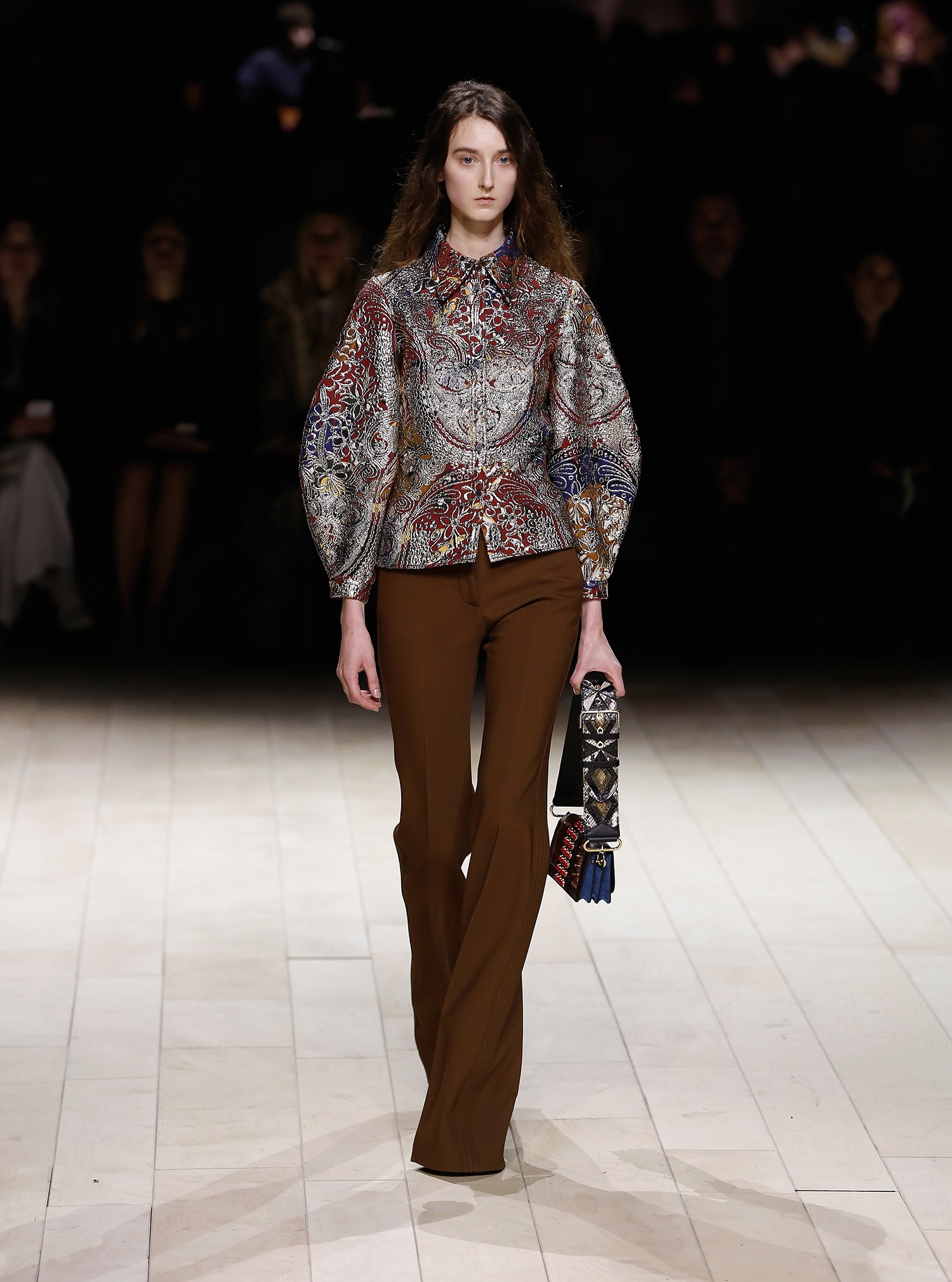 Burberry aposta em inverno 2017 brilhante (e com perfume grunge!)
