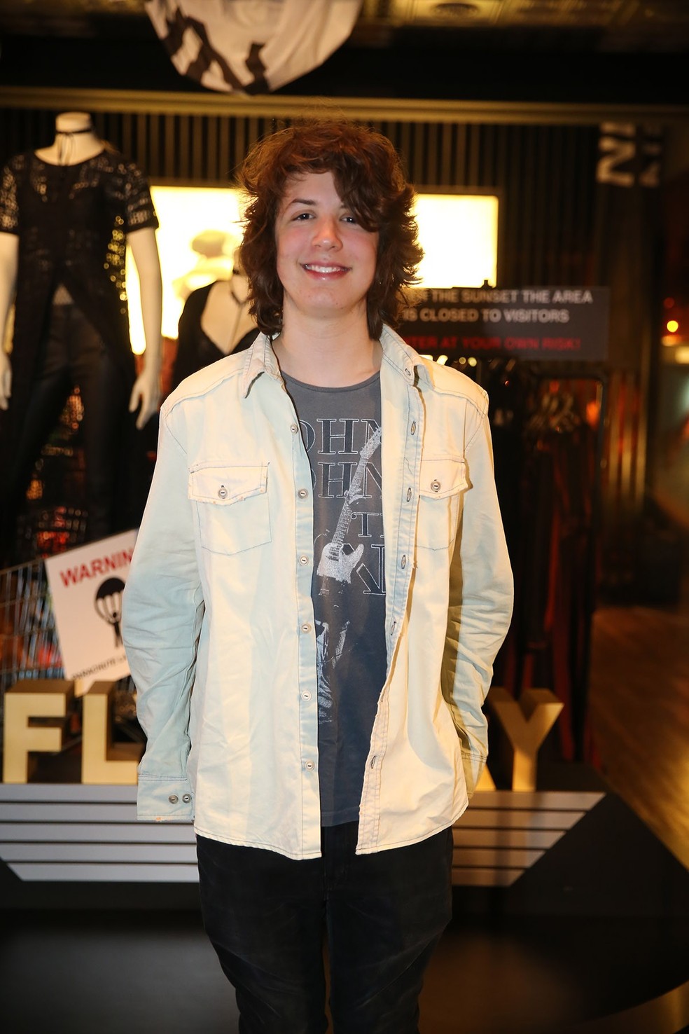 Lucas Jagger faz sua primeira 'presença' em loja (sem Luciana Gimenez!)