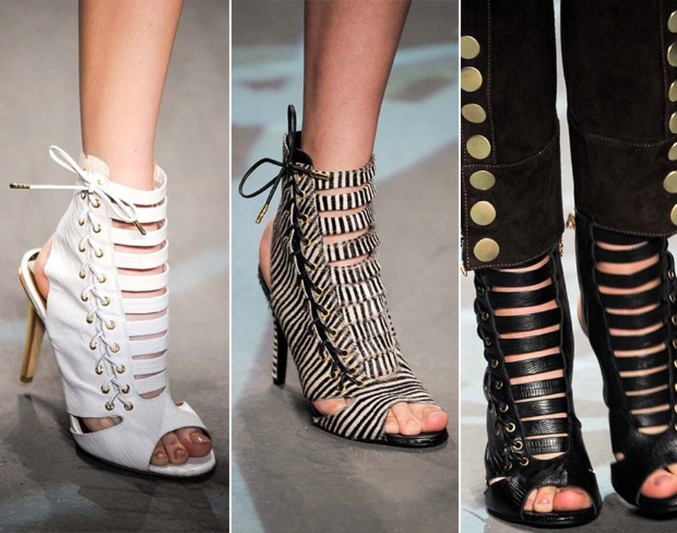 Acessório em movimento: as open boots de zebra da Iódice | Desfiles | Vogue
