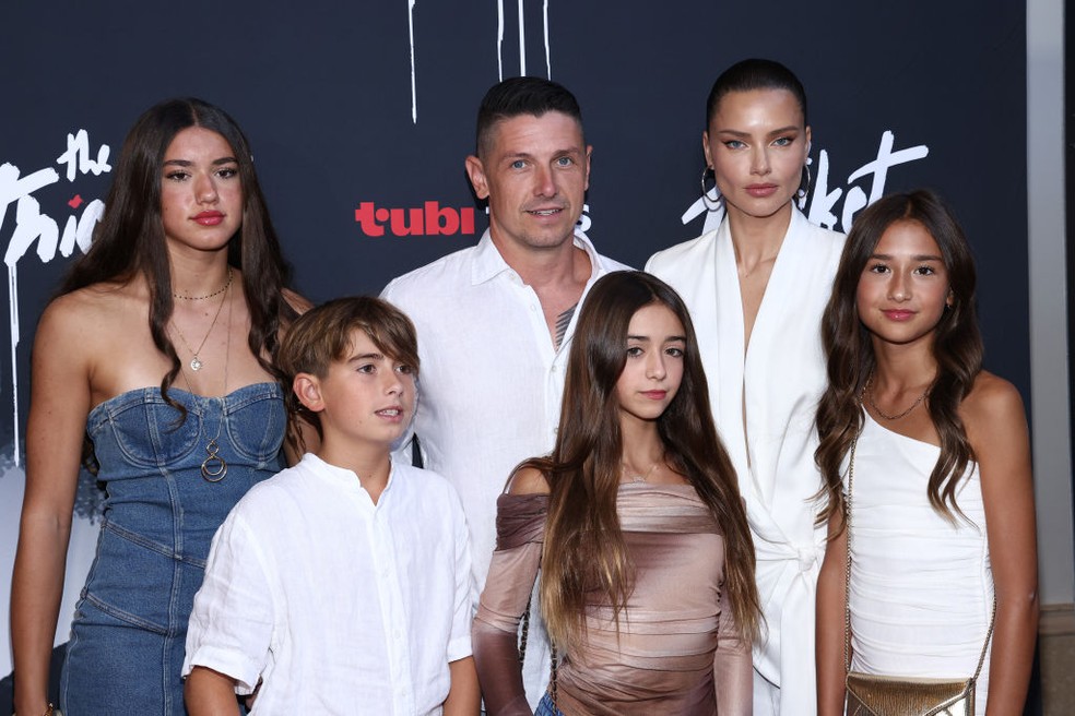 Adriana Lima comparece a evento com marido, filhas e enteados em Los ...