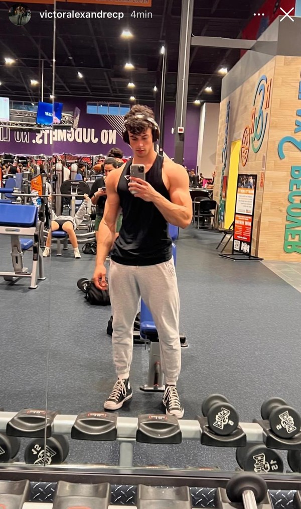 Victor Alexandre posta selfie em espelho de academia