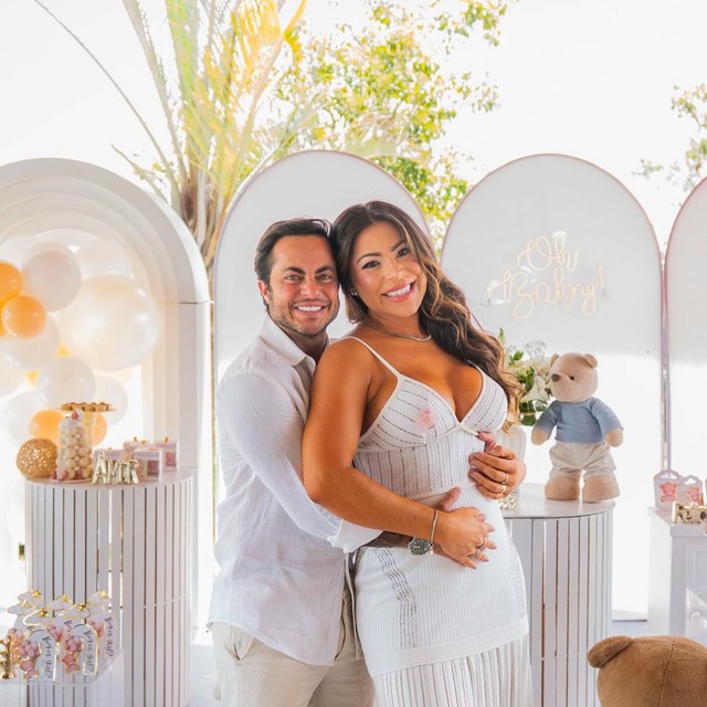 Grávida do 2º filho, Andressa Miranda posa em família e exibe barriguinha