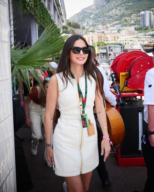 Kelly Piquet exibe registros de Mônaco