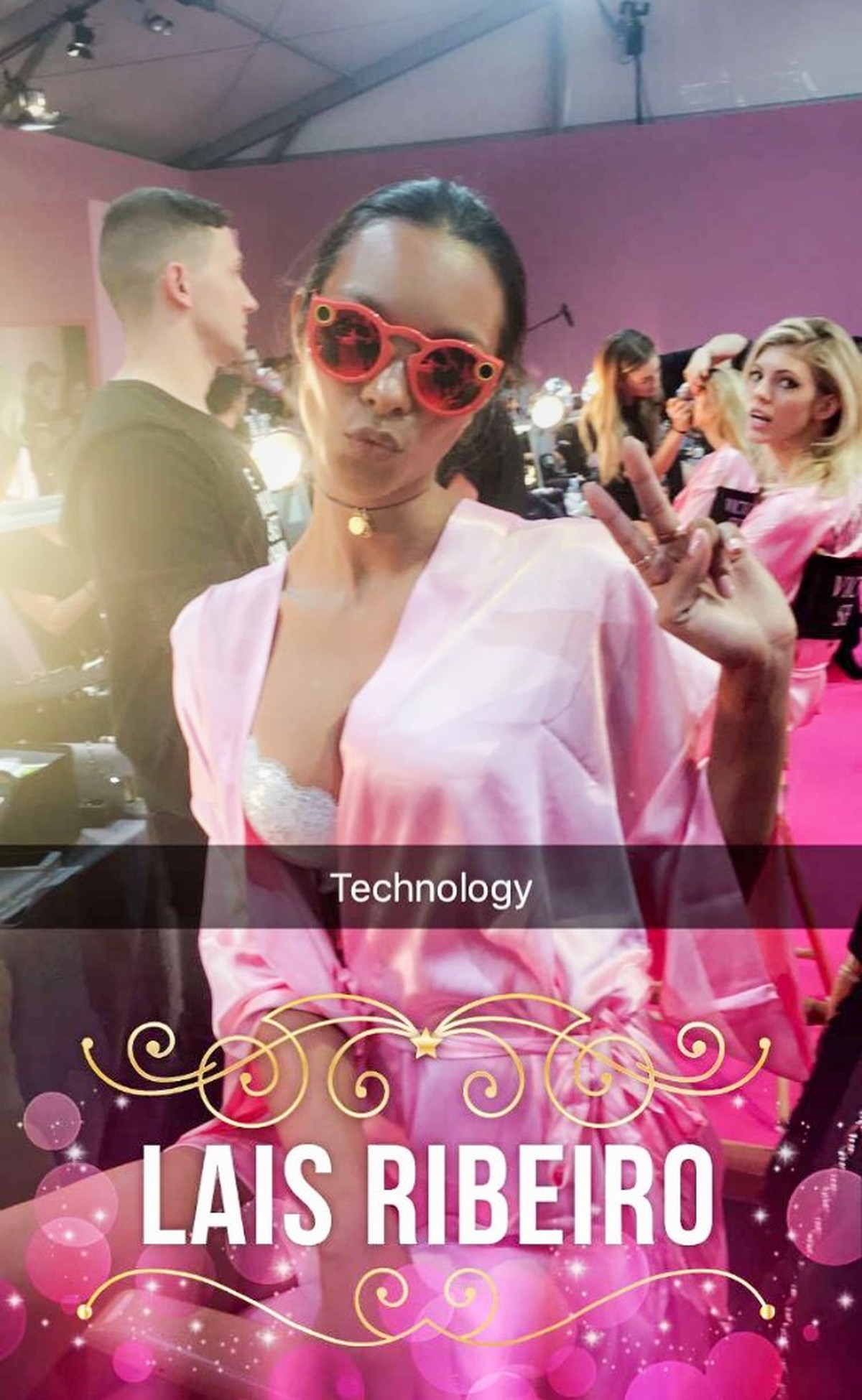 Lais Ribeiro usa óculos tecnológico no backstage do Victoria's Secret ...