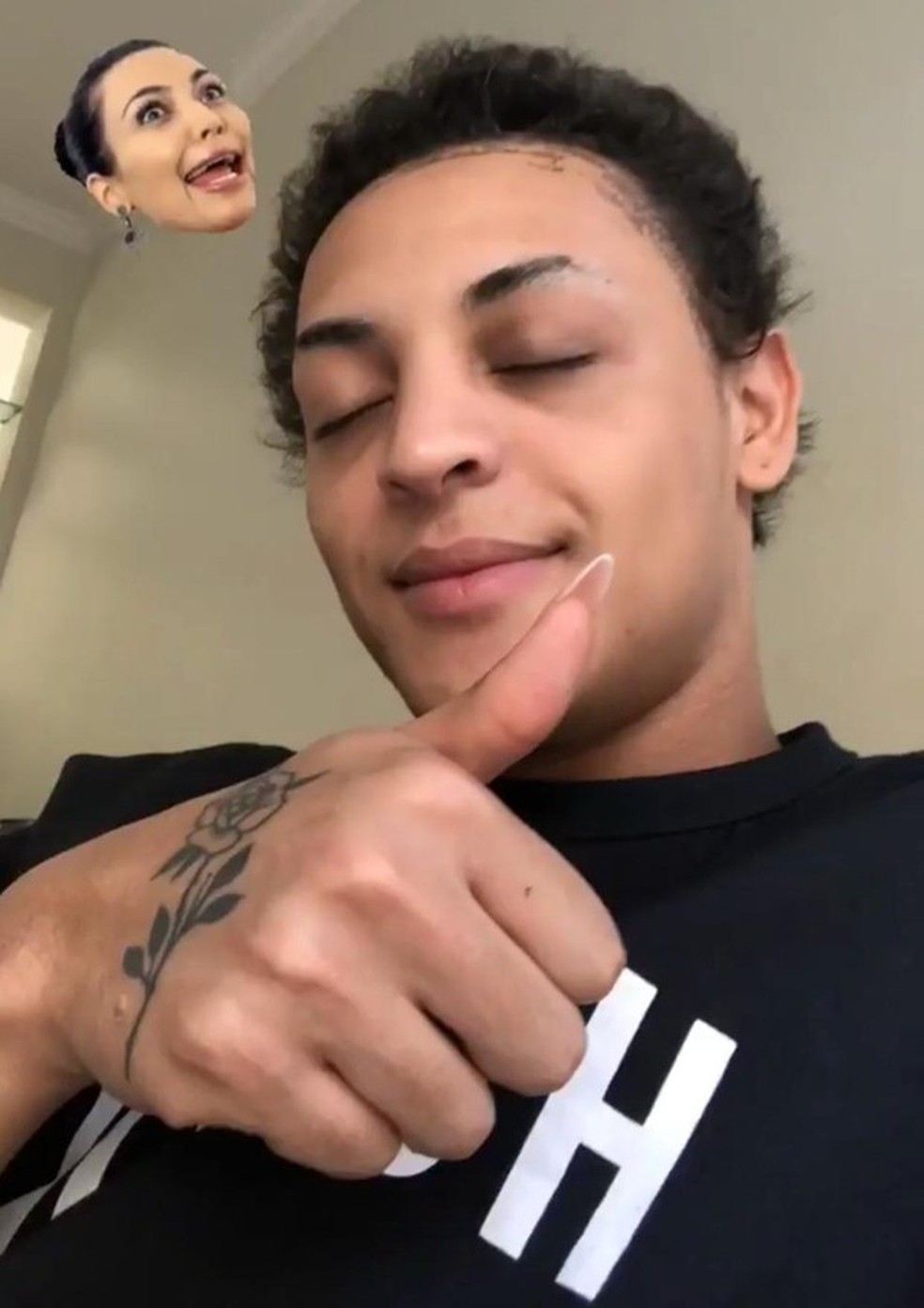 Pabllo Vittar 'sofre' cola da peruca que não saiu da testa