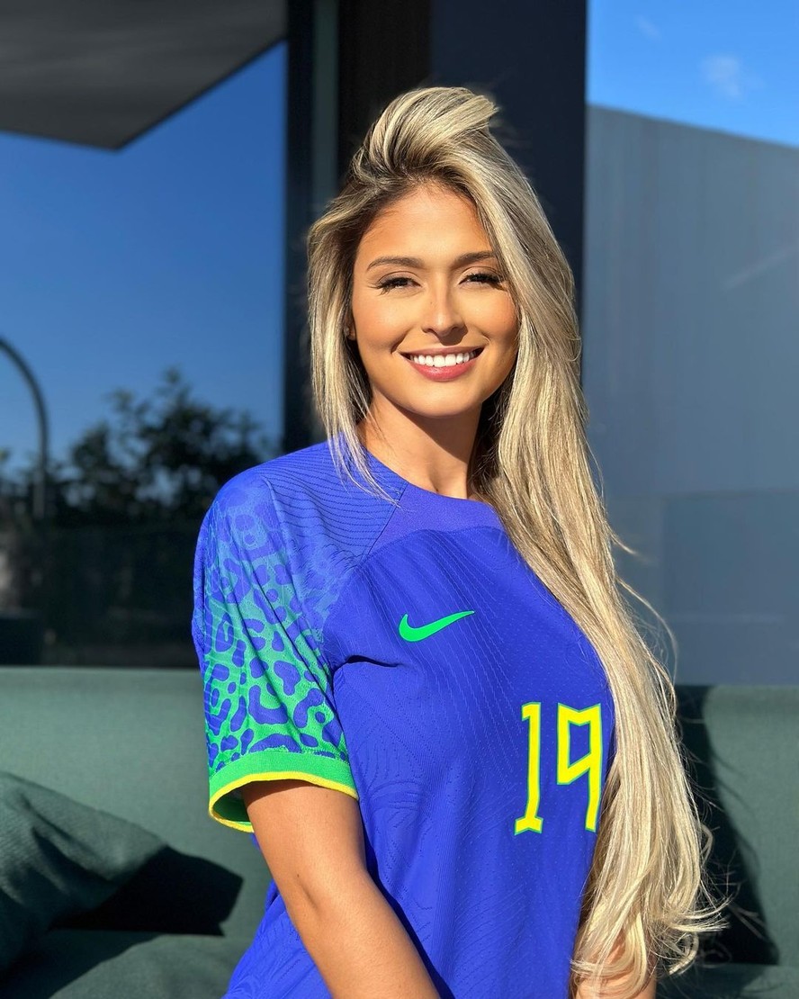 Natalia Belloli, esposa de Raphinha, viaja para o Catar com mala de R ...