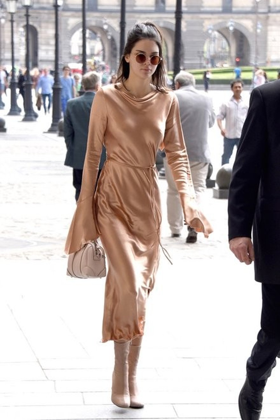 Kendall Jenner mostra como usar um look noturno clássico durante o dia