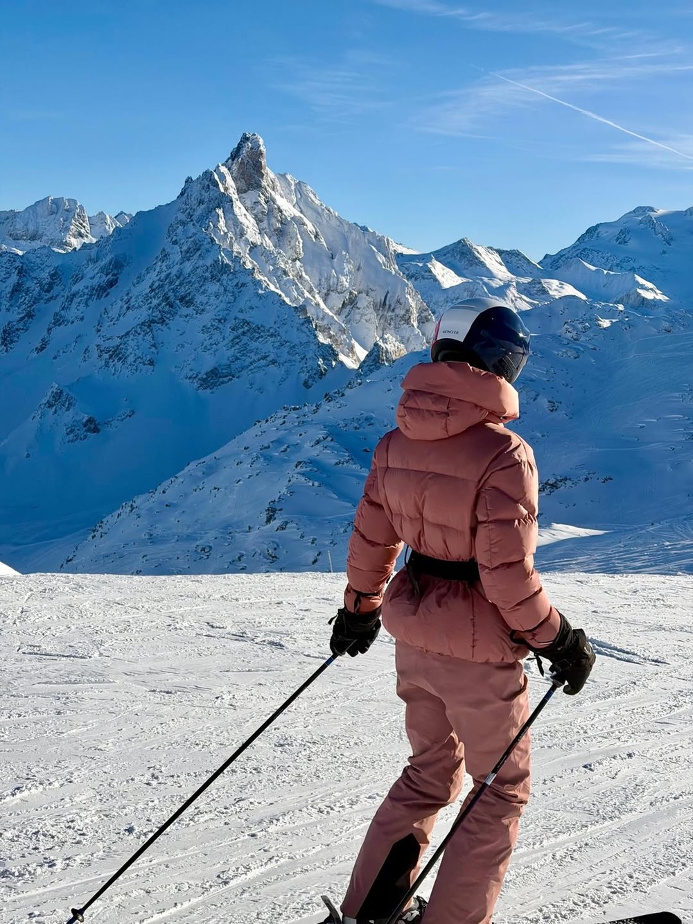 Fiorella Mattheis elege look monocromático para curtir a neve nos Alpes ...