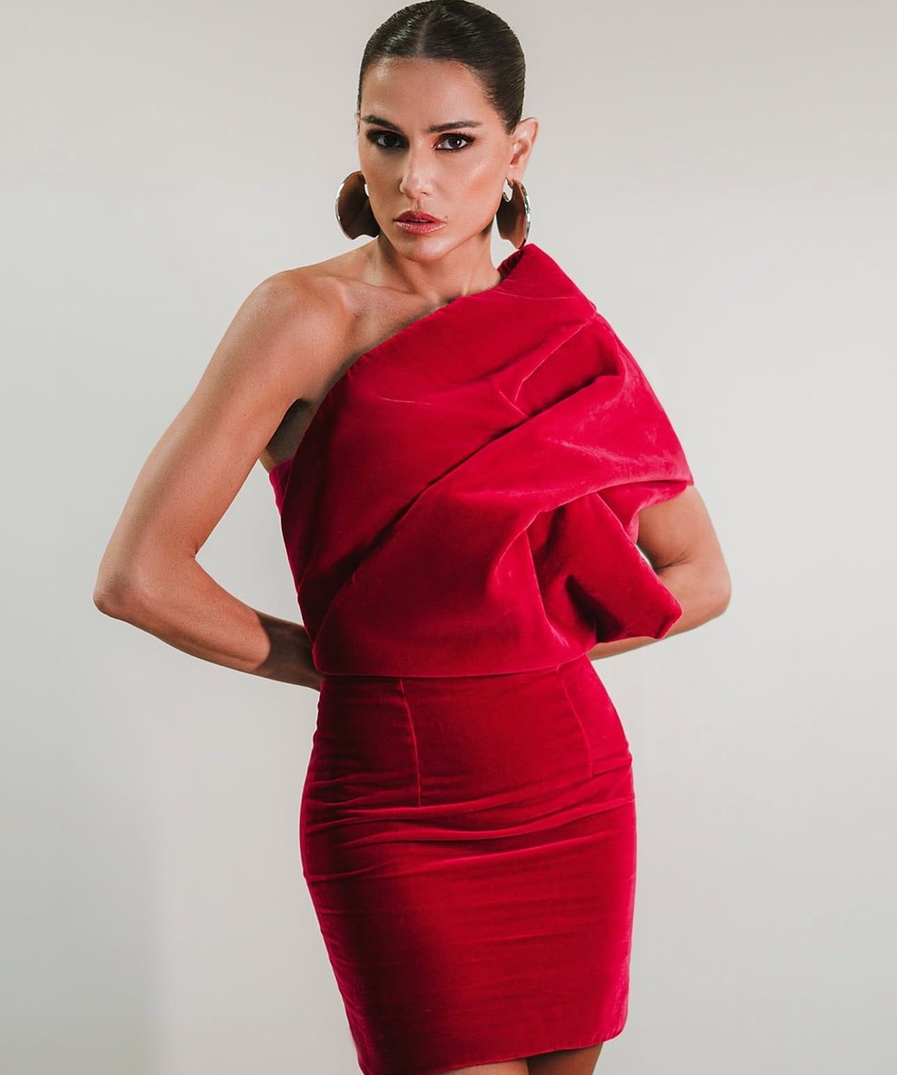 Deborah Secco elege look all red para o 'Falas Femininas'