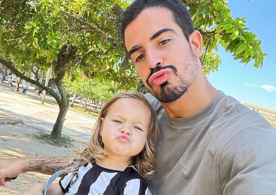 Enzo Celulari encanta a web com novos cliques ao lado da caçula, Chiara