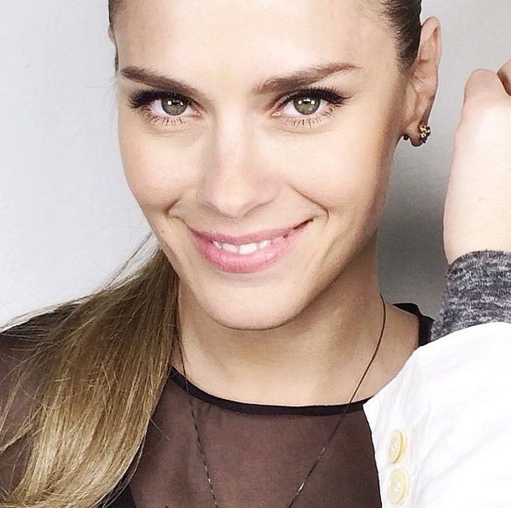 Carolina Dieckmann faz careta em bastidores de ensaio com Duda Molinos