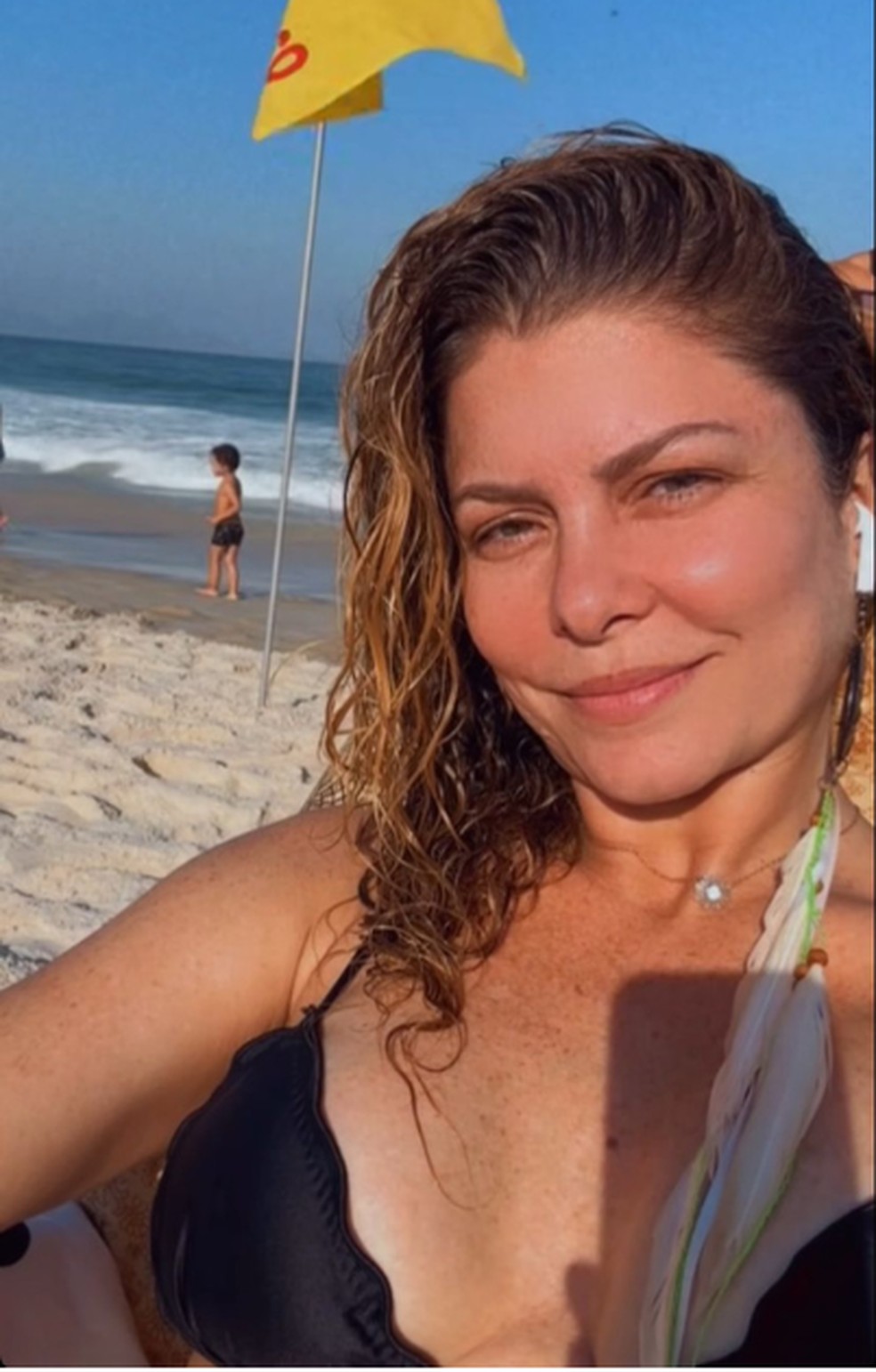 Bárbara Borges curte dia de sol e renova bronzeado na praia