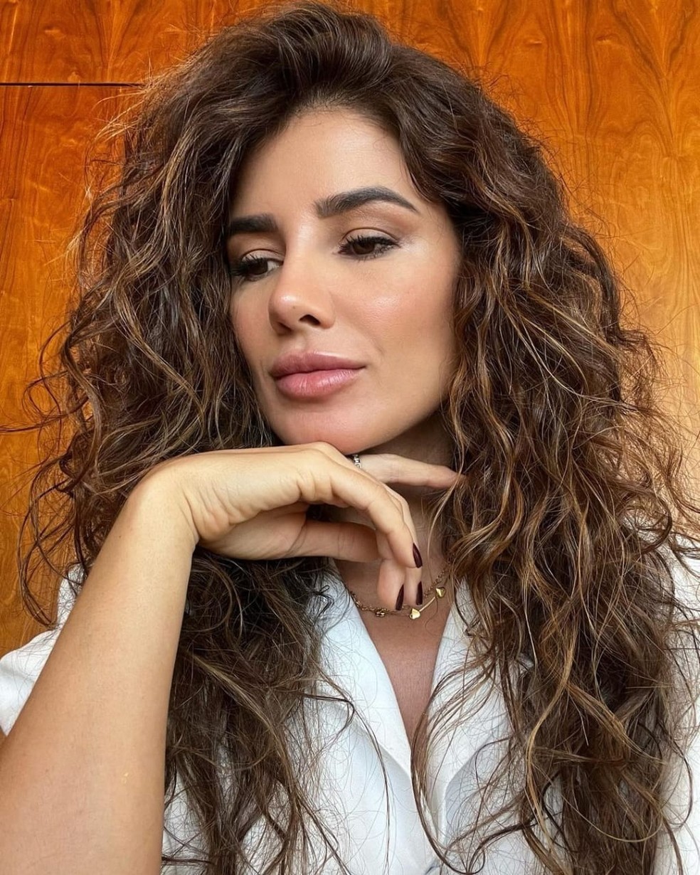 Paula Fernandes encanta ao exibir cabelos naturais