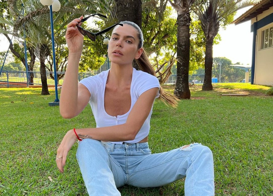 Mariana Goldfarb exibe look despojado em meio à natureza