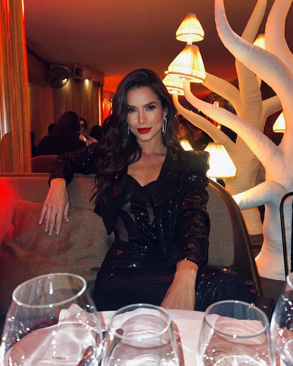 Jéssica Turini curte noitada com amigas em Paris