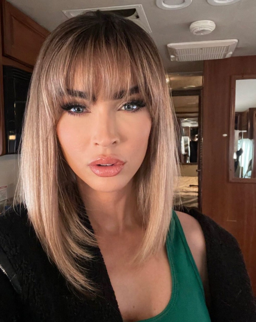 Megan Fox surge com novo visual; confira fotos
