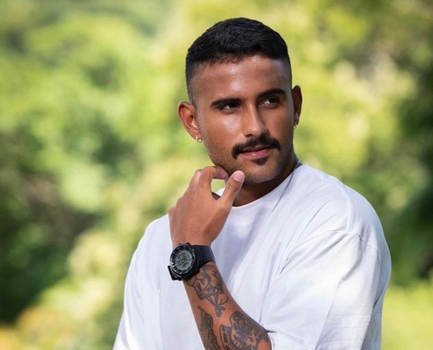 Lucas Pizane, do BBB24, revela que já passou borracha na pele para ...