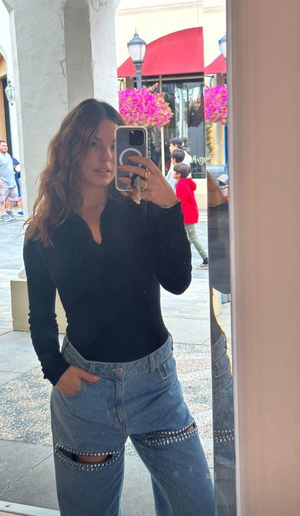 Isis Valverde se diverte com Rael em parque da Universal