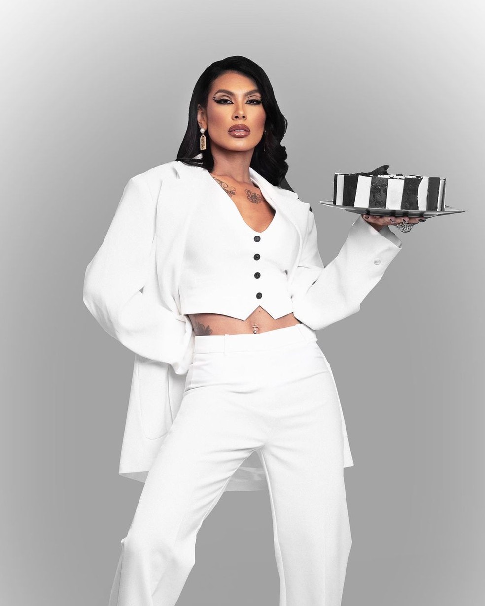 Pocah celebra a chegada dos 28 anos com ensaio arrebatador