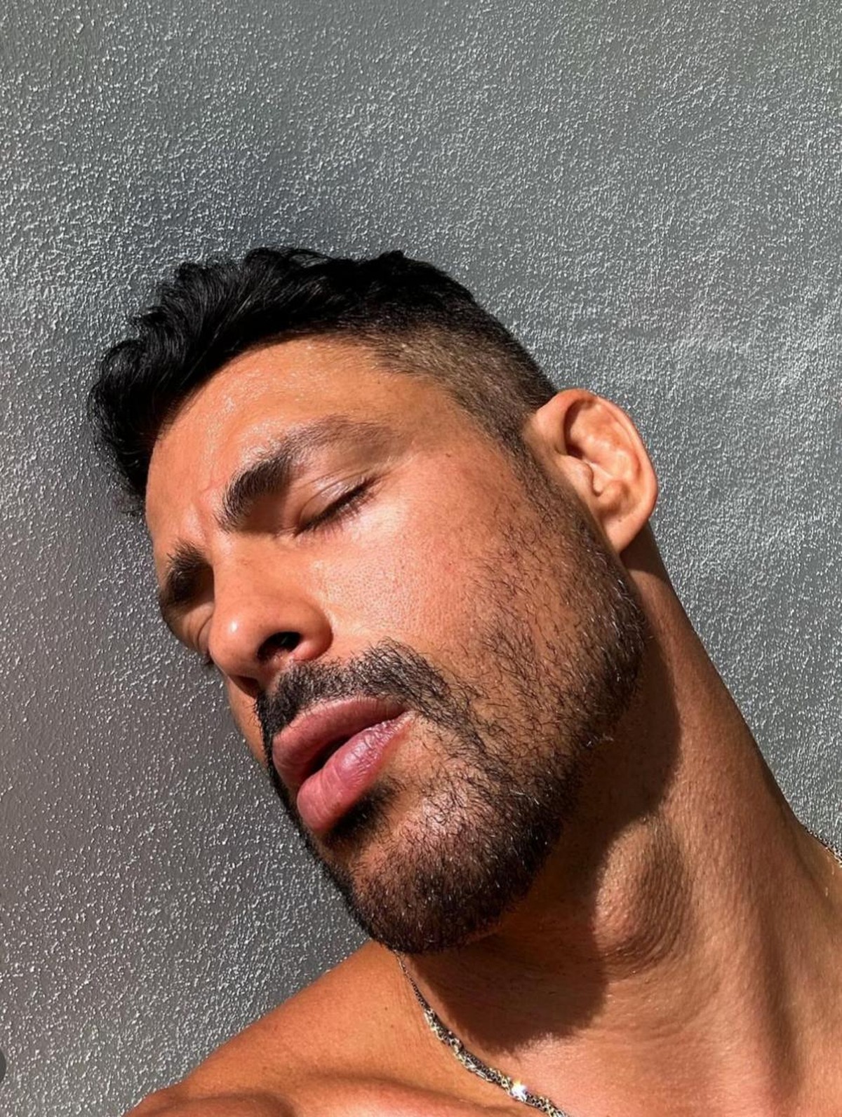 Cauã Reymond exibe novo visual após o fim de 'Terra e Paixão'